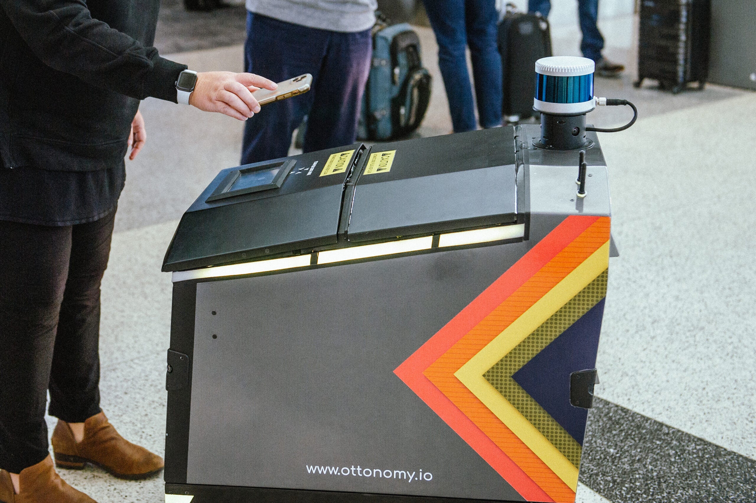 Cincinnati Airport robotic food delivery | Ottonomy